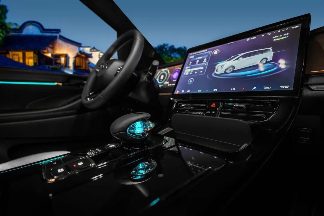 外有威颜，内有乾坤！新一代M8豪华MPV霸气登场 - 广汽传祺官方网站